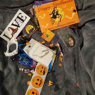 PRAISE LILITH Scroll Pendant Necklace - Etsy