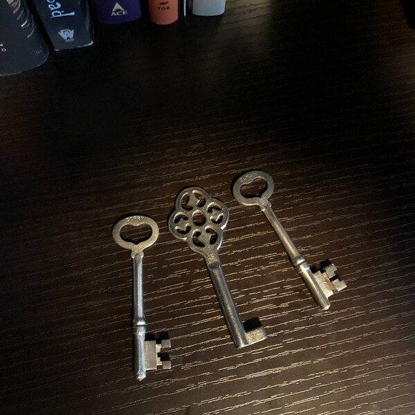 Skeleton Key - Rare Antique GENUINE Frog-legs Bow French Chalet Key ...