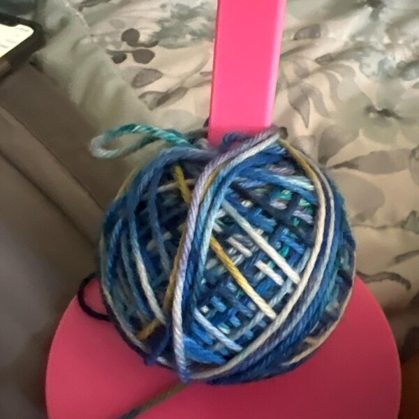 Portable Yarn Holder, Travel Wrist Hanging Yarn Cake Dispenser, Gift ...
