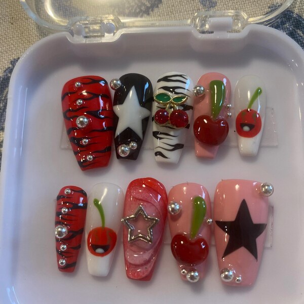 Galaxy-inspired Press on Nails With Abstract Twists| Starry Night ...