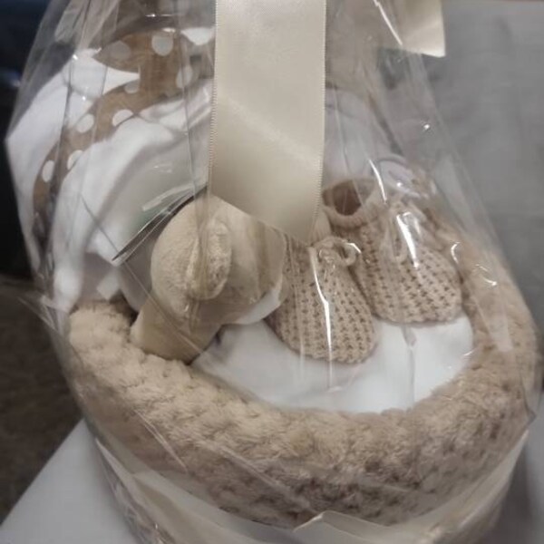 New Deluxe Classic Winnie the Pooh Nappy Cake, With Pooh Licenced Soft ...