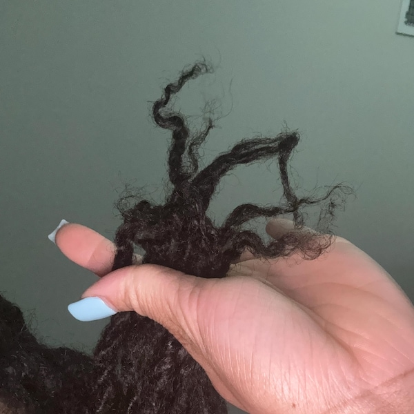 100 Strands of Anwi Curly Tips Human Hair Loc Extensions in Sizes 0.6-0 ...