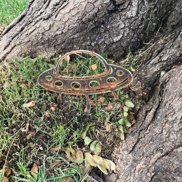UFO Spaceship Yard Stake | Rusty Metal Alien Garden Yard Art | Outer ...