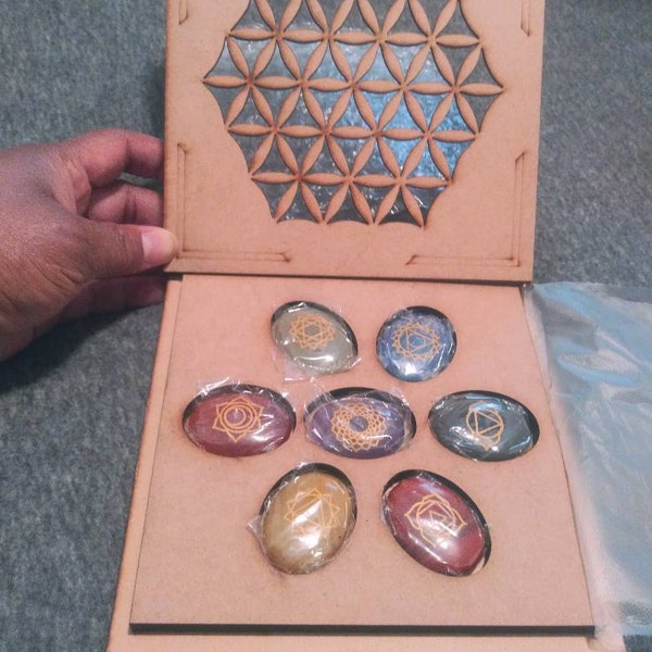 CHAKRA Stones in Crystal Grid Board Wooden Box : Engraved Flower of ...