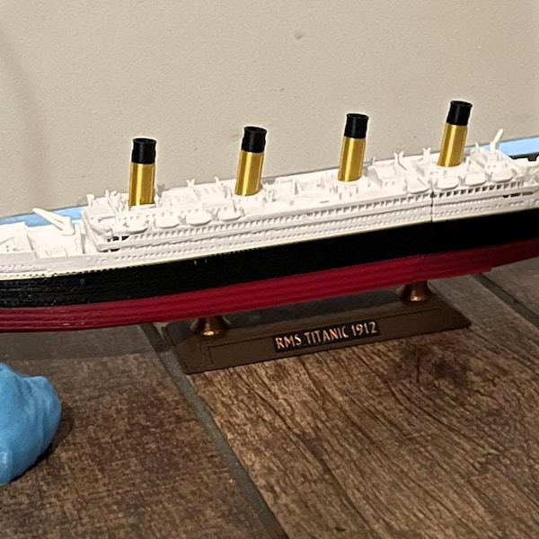 Titanic Submersible Model: Floating or Sinking With Glow-in-the-dark ...