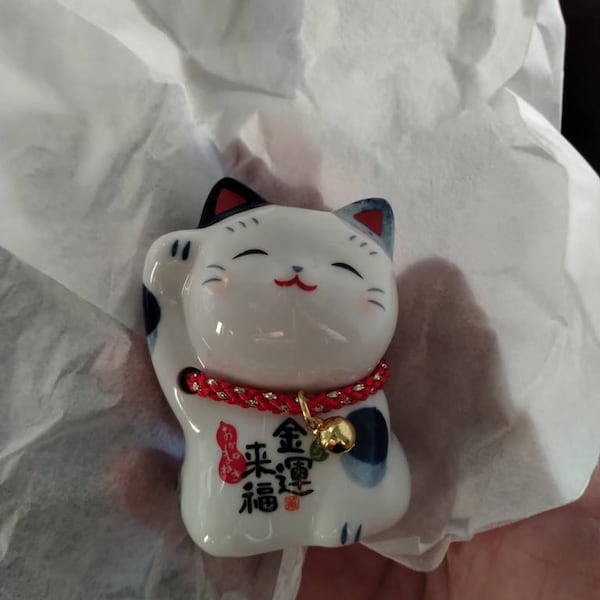 White Japanese Lucky Cat Statue Maneki Neko, Beckoning Waving Cat for ...