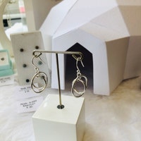 Blimp-Luftschiff Zeppelin Balloon.. die Leute nennen es viele Namen. Es ...