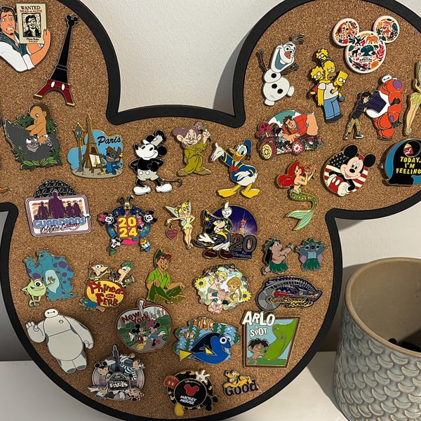 Disney’s Mickey Mouse , Minnie Mouse Pin Board, Disney Pin Trading ...