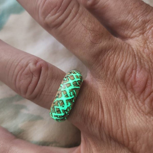 Colorful Luminous Resin Wood Ring Women Men Fluorescent Glowing Rings ...