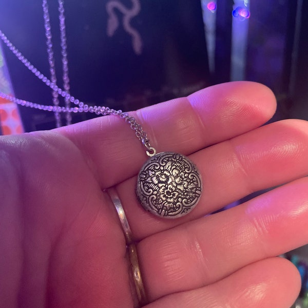 Vintage Style Floral Pattern Oval Locket, Oval Long Chain Locket ...