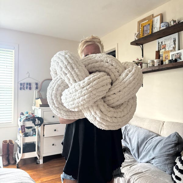 Knot Pillow Pattern • Beginner DIY Video Tutorial + PDF • Finger Knit ...