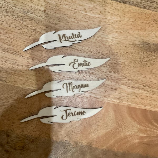Marque place plume en bois gravé prenons invités.Mariage,baptême ,anniversaire .. Décoration de ...