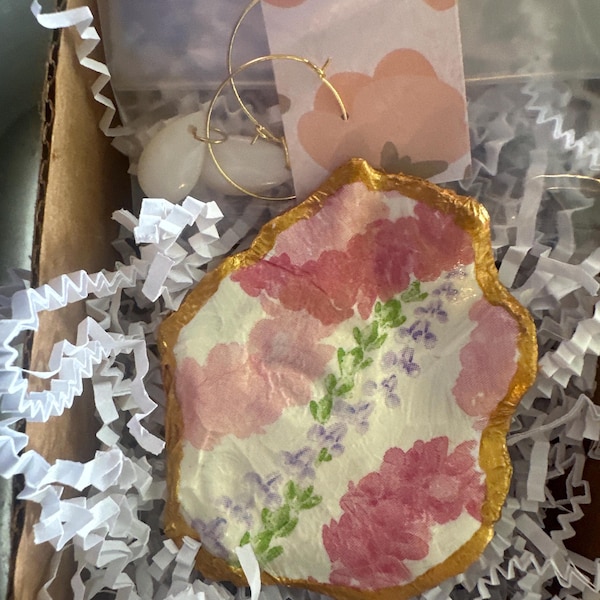 Puakenikeni & Plumeria Lei on Lavender Printed Upcycled Oyster Shell ...