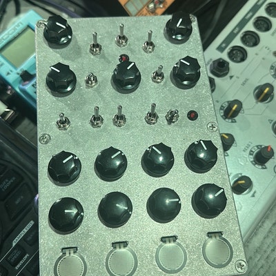 4 Oscillator Patchable Crackle Box // Noise Synth With Patch Bay ...