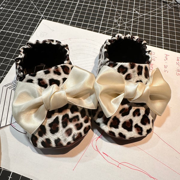 PRECIOUS Soft Sole Baby Shoes PDF Sewing Pattern & Tutorial, Projector ...