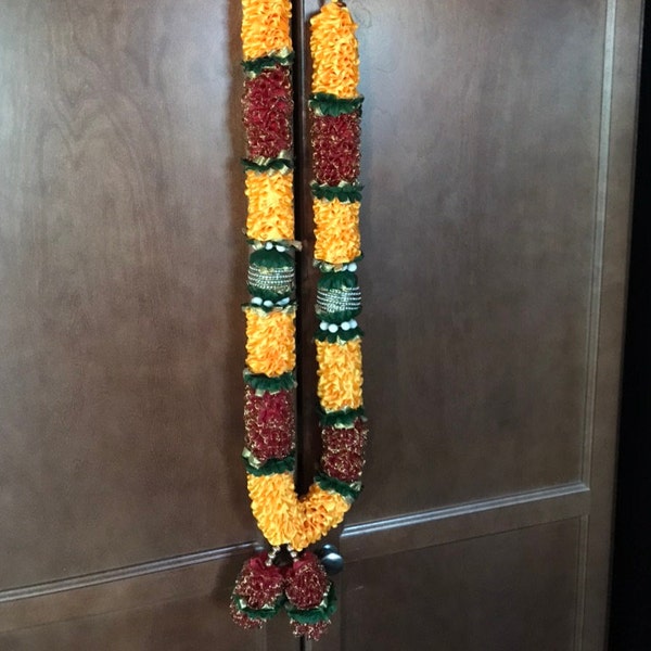Lord Ganesh With Riddhi & Siddhi. Ganesha Blessing Hindu God Statue ...