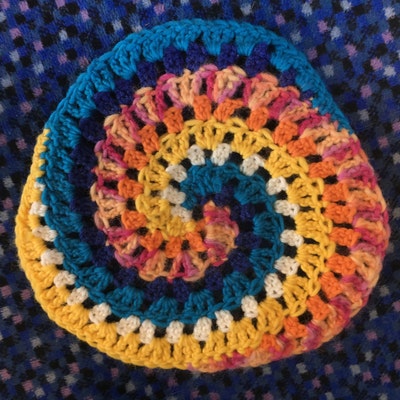 Vortex Pillow Crochet Pattern // Crochet Spiral Throw Pillow Tutorial ...