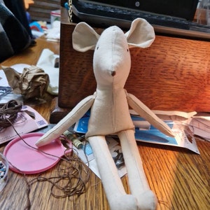 Muis gevulde pop in romper 10 patroon en tutorial, muispatroon, voor ...