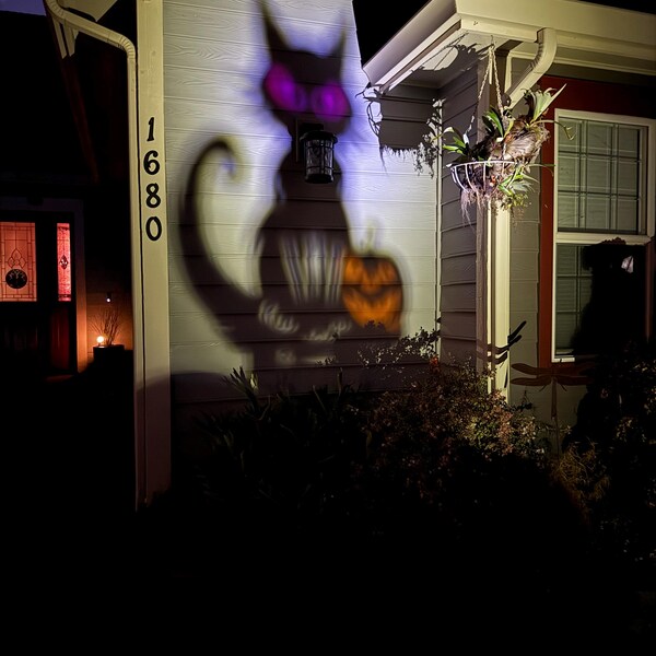Halloween Alien Yard Art: Shadow Caster With Color Glow, Outdoor ...