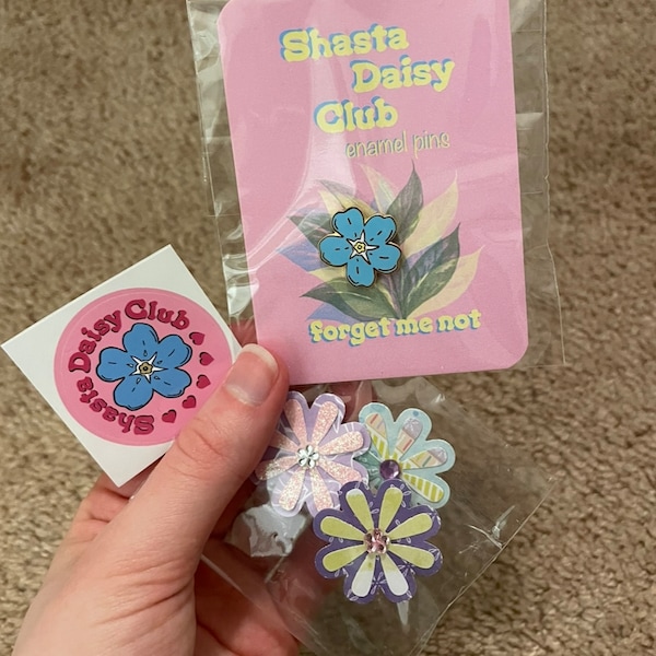 Double Painted Daisy Enamel Pin, Mother's Day Gift, Lapel Pin, Gardener ...