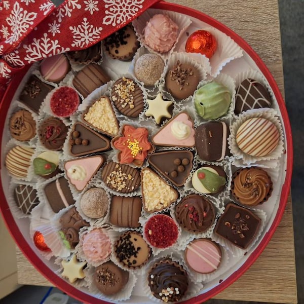 Luxury Dark Chocolate Taster Box, 18 Luxury Dark Chocolates in a ...