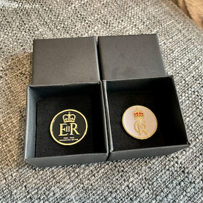 Crown Pin Badge Gold Plated 3D Crown Pin Badge High Quality Royal ...