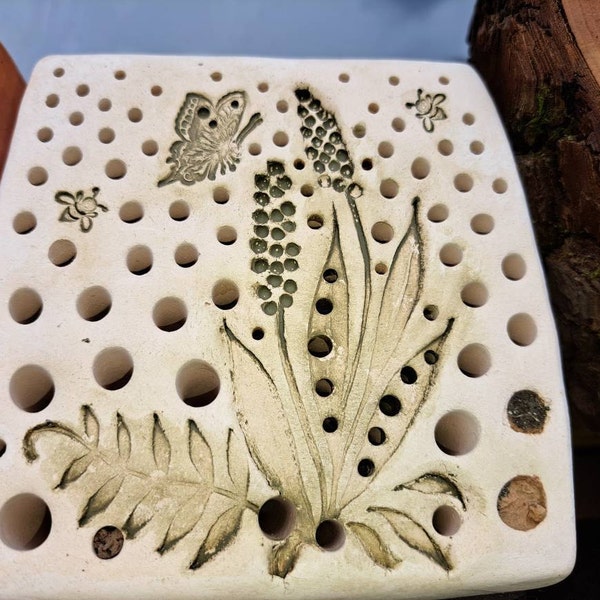 XL Wildbienen Nisthilfe "Wegerich & Insekten" mit ca. 12 cm Seitenlänge ...