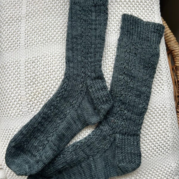 Easy Basic Worsted Weight Sock Knitting Pattern - the Thicksgiving ...
