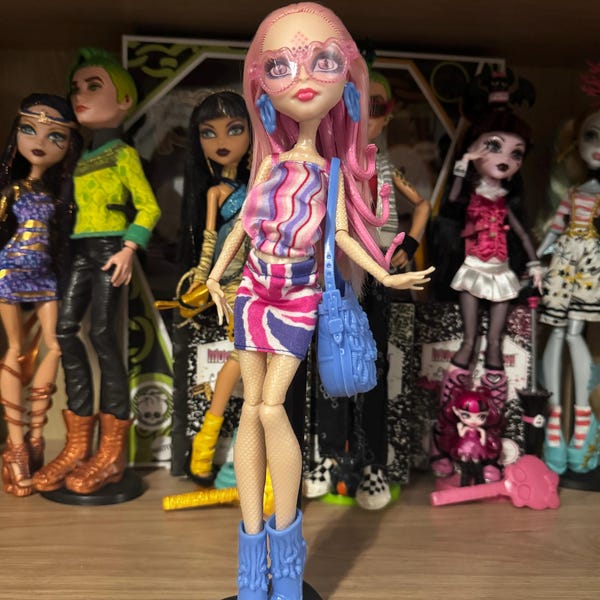 G1 Vintage Monster High Dolls. Draculaura Draculocker, Haunted ...