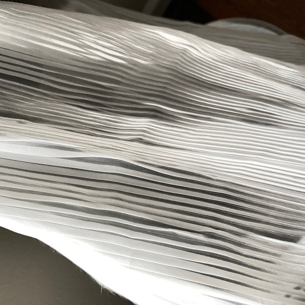 High-density Golden / Silver Plastic Wire Mesh Clothing Model Modeling ...