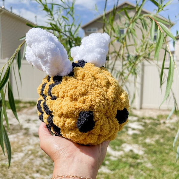 Hand Knit Bee Video Tutorial (LARGE), BEGINNER, Learn How to Finger ...