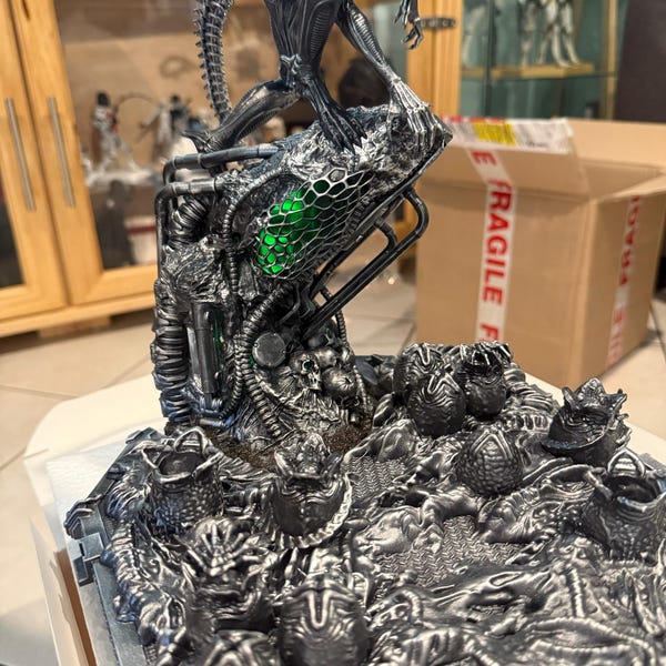 Alien Statue, Xenomorph Figure Limited Edition Con LED E Base, Alien ...
