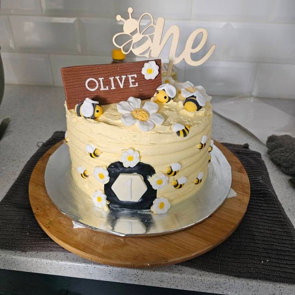 24 BUMBLE BEE EDIBLE Sugar Cupcake or Cake Toppers by Decopac - Bee ...