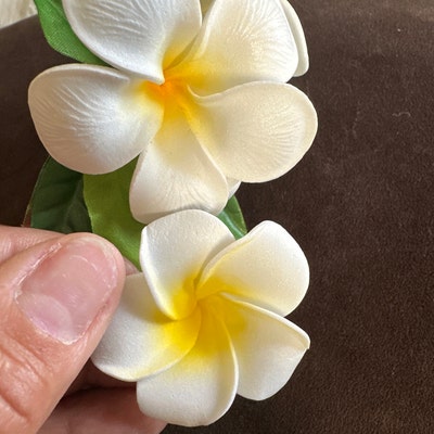Luau Hawaiian Flowers Fake Plumeria Lot of 25 Foam Small Frangipani ...