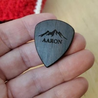 Personalisierte hölzerne Gitarren-Picks Box, individuell gravierte ...