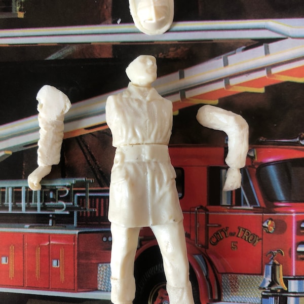 1:25 G Scale Model Resin Fire Truck Standing Figure Firefighter Fireman ...