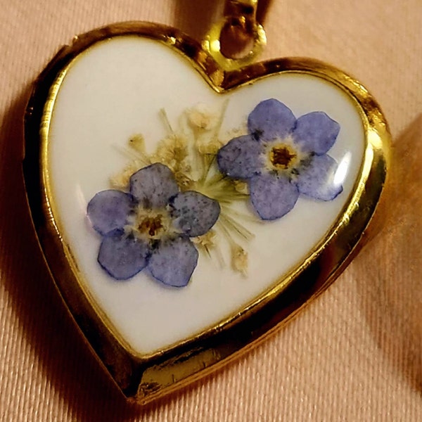 Forget-me-not Wildflower Photo Locket Necklace | Resin Pressed Flower ...