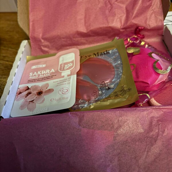 Christmas Spa Pamper Hamper Gift Box for Her, Secret Santa Gift ...