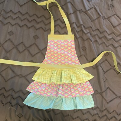 GIRLS APRON Pattern , Little Girls Ruffle Apron, Four Sizes Included to ...