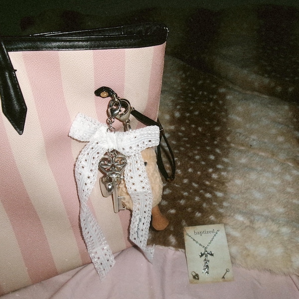 Dainty Deer & Bow Chain Necklace - Etsy