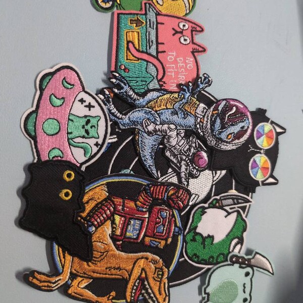 Random Badges 10-50PCS , Personalized Pins, Cartoon Clothes & Bag ...