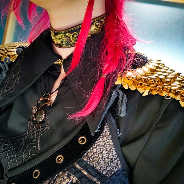 Armor Epaulets in Dragon Scales Knitted Scalemail Harness Shoulder ...