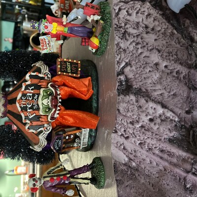 Lemax WALKING FAMILY Set of 2 82605 Caddington Christmas - Etsy