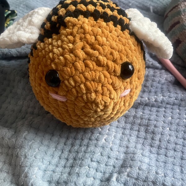 Bee Pillow, Mini Bee, & Smol Bee Crochet Pattern - Etsy