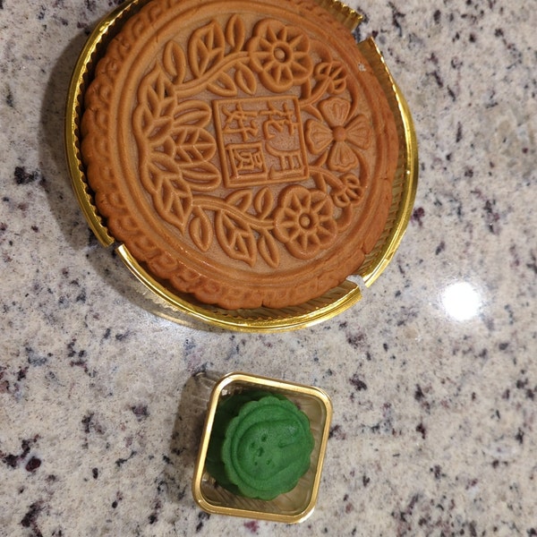 Fresh Made 500g Each Party Size Mooncake Oversize Family Size Best Gift ...