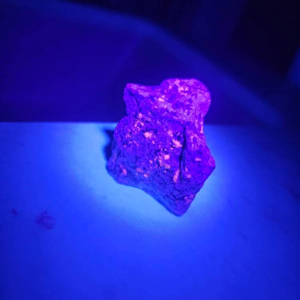Yooperlite Rough Stone - Natural UV Fluorescent Sodalite Crystals ...