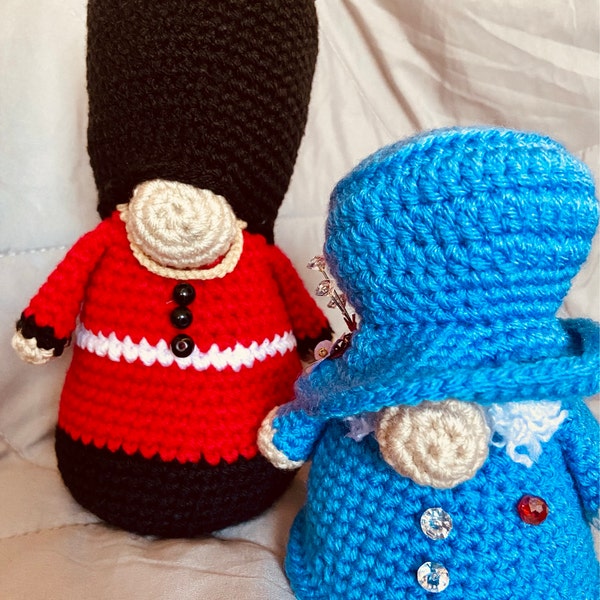 Queen Elizabeth II and Queen's Guard Gnomes, British Queen and Queens ...