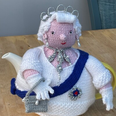Queen Elizabeth II Tea Cosy Knitting Pattern - Etsy