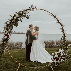 7.5ft Gold Metal Wedding Arch, Flower Garland Hoop, Round Photo ...