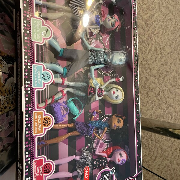 Werewolf Sisters, Clawdeen and Howleen. - Etsy